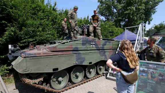 Tag der Bundeswehr in Jagel: Deutlich mehr Besucher als erwartet | ndr.de