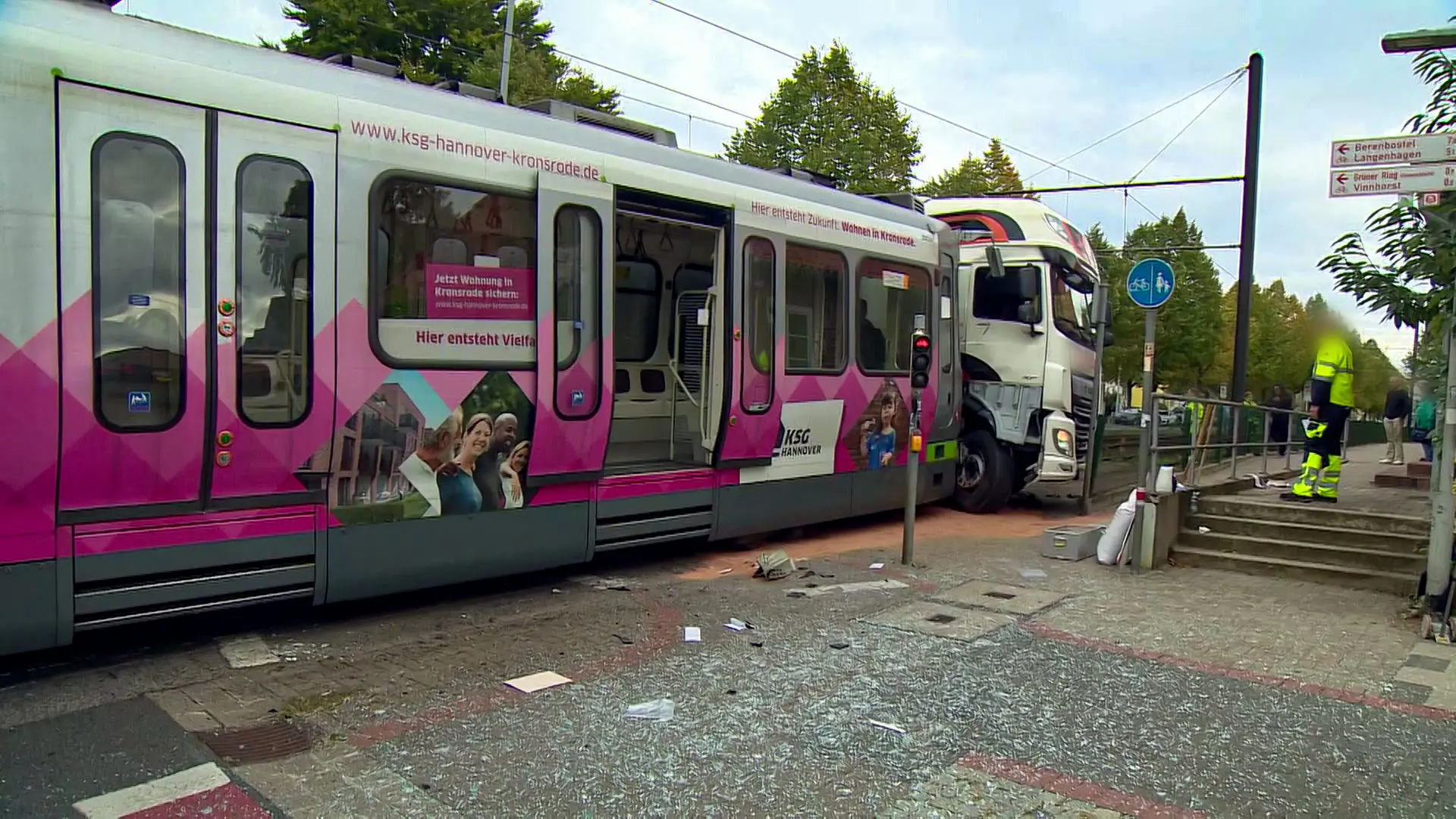 Nach schwerem Unfall mit Stadtbahn in Hannover: Polizei sucht Zeugen | ndr.de