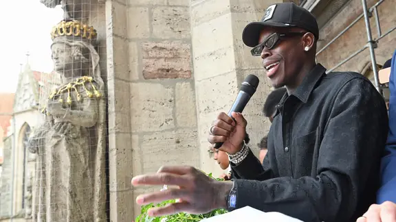 Auto rast in Bushaltestelle: Zwei Menschen schwer verletzt | ndr.de