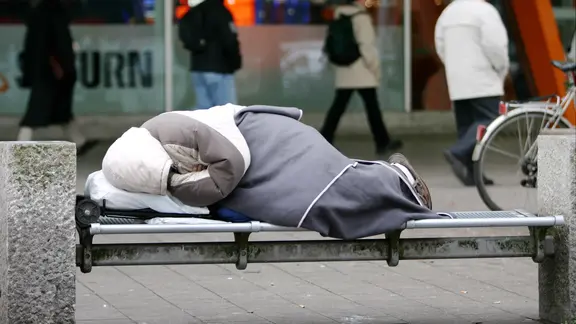 Obdachlose in Hamburg: Was Bürger tun können und wann Hilfe nötig ist | ndr.de