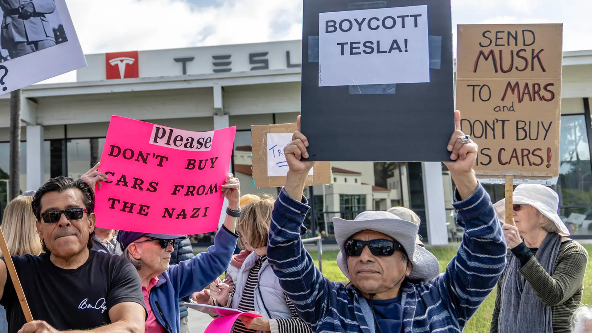 Scharf rechts abgebogen: Fährt Elon Musk Tesla gegen die Wand? | ndr.de