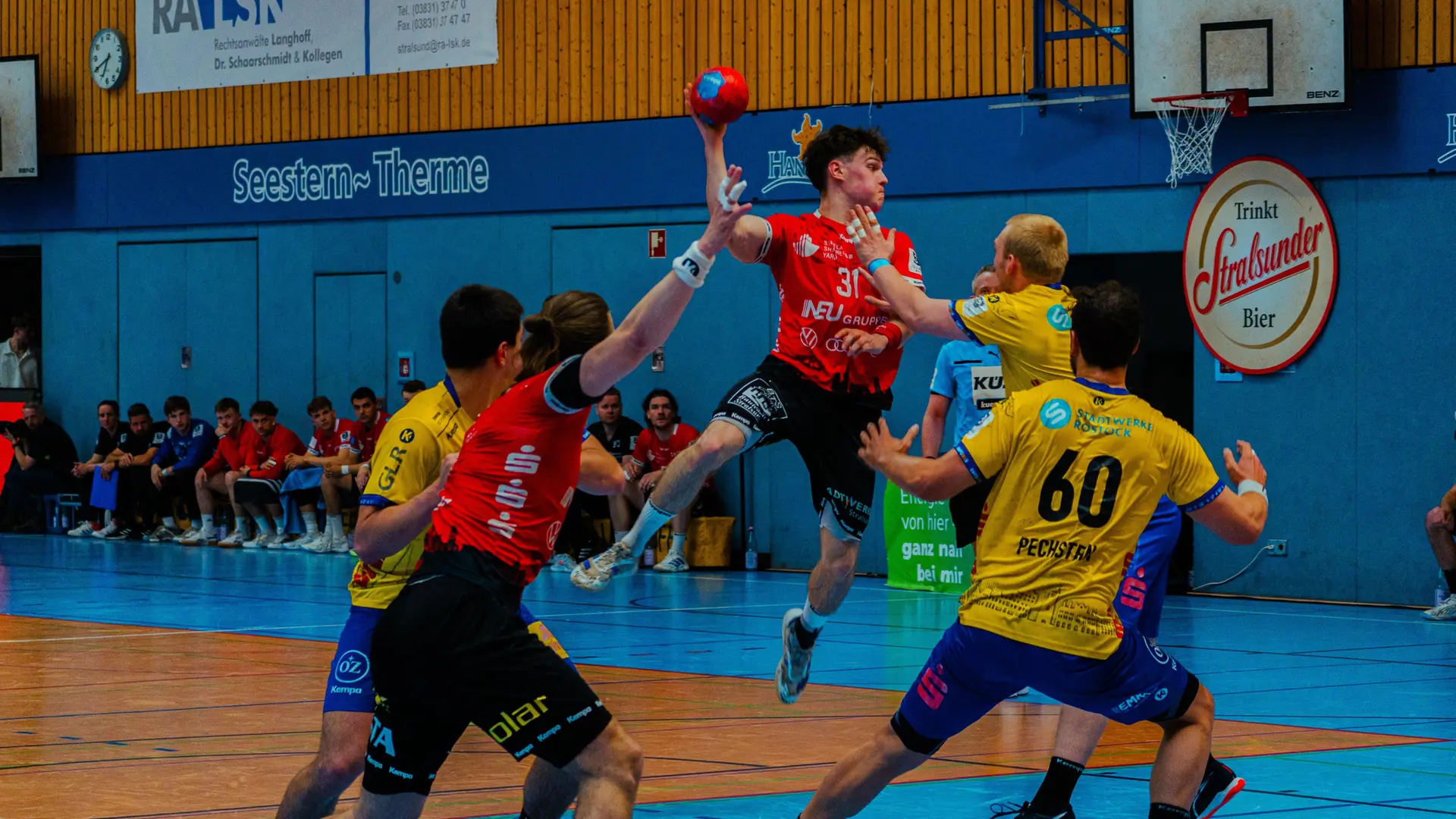 Handball Landesderby: Stralsunder HV bezwingt HC Empor Rostock | ndr.de