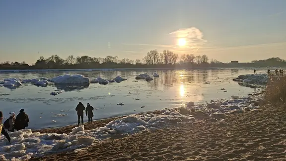 Dachstuhlbrand in Duvensee: Familie rettet sich | ndr.de
