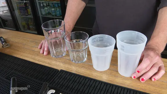 Pfandbecher bei einem Getränkestand.