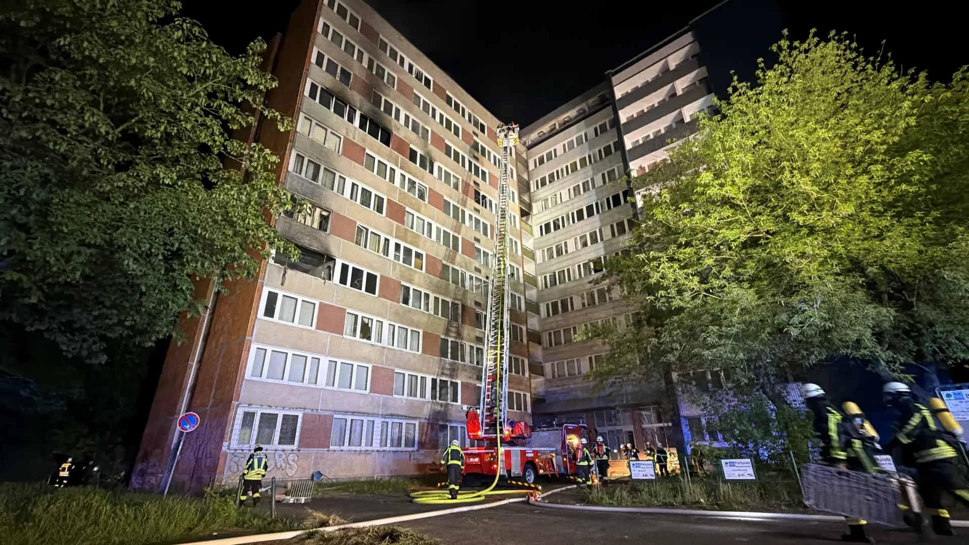 Brandserie in Neubrandenburg: Stadt plant Zaun und Kameras für Hochhaus ...