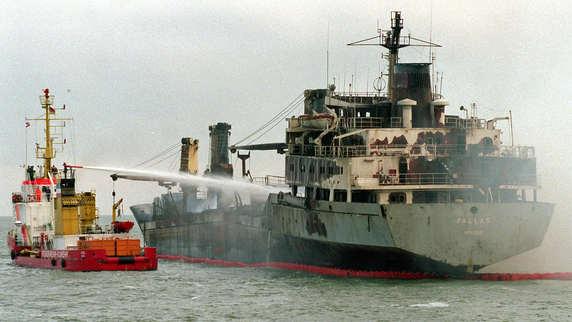 1998: Havarie des Frachters "Pallas" löst Ölpest aus | ndr.de