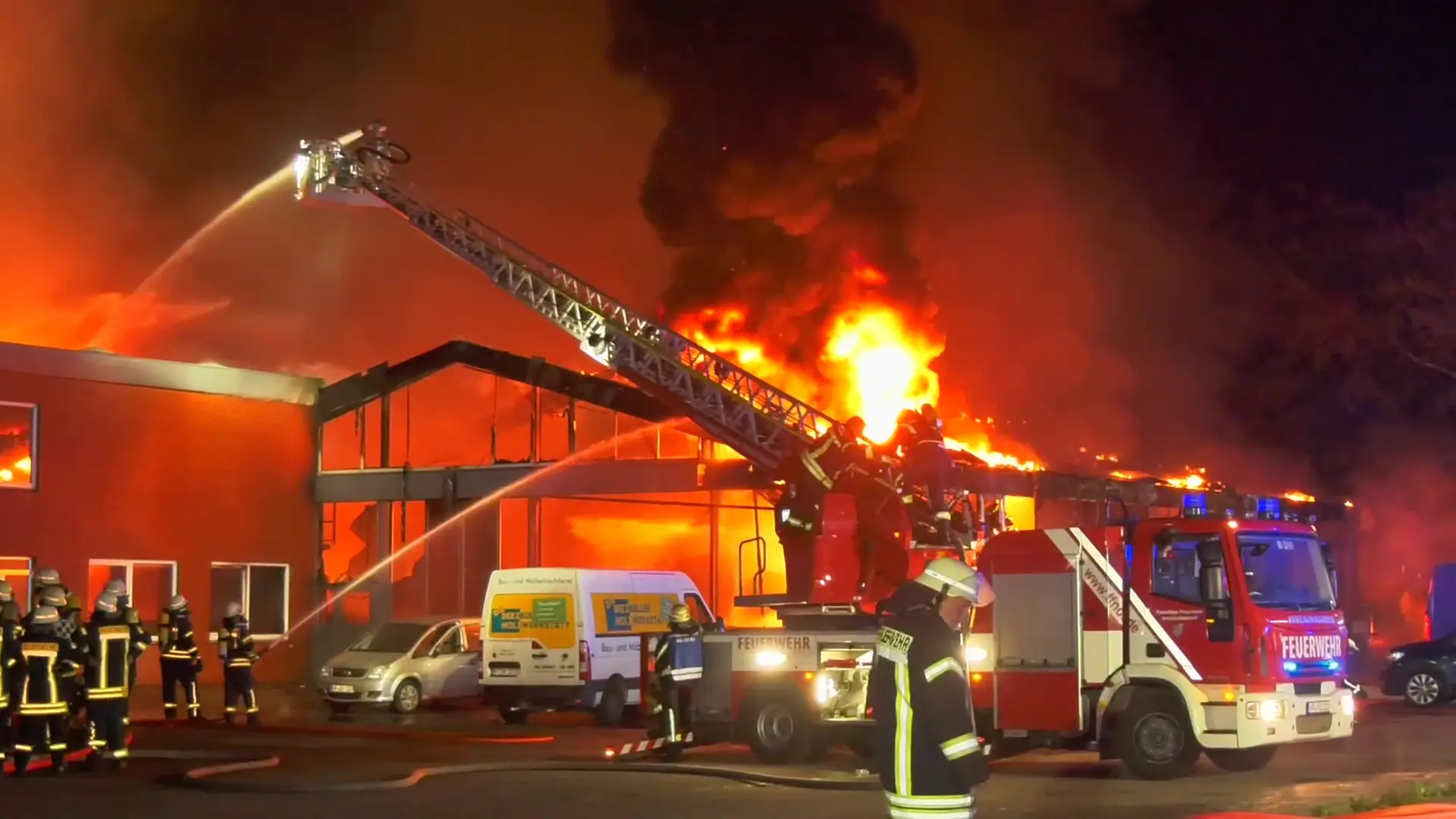 Niebüll: Autohaus nach Brand komplett zerstört | ndr.de