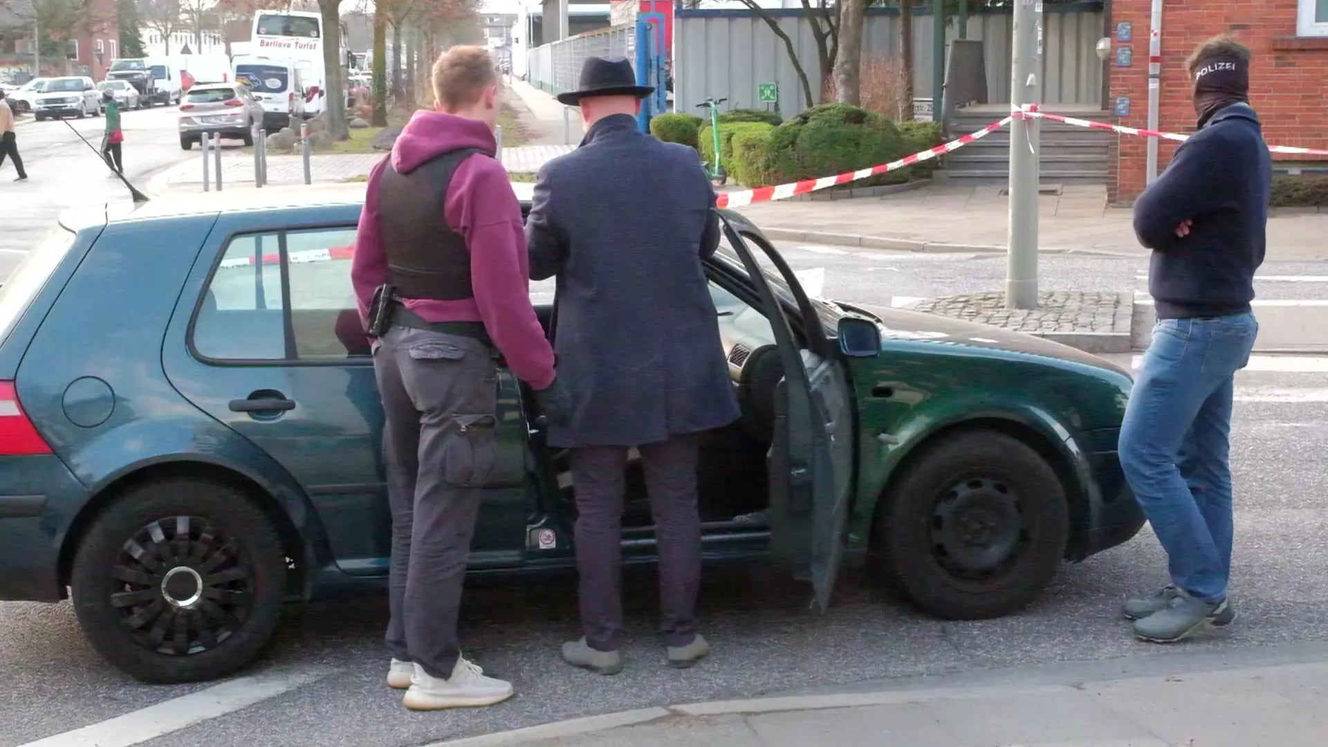 Zivilfahnder erwischen Räuber auf frischer Tat: Junge Männer in U-Haft ...