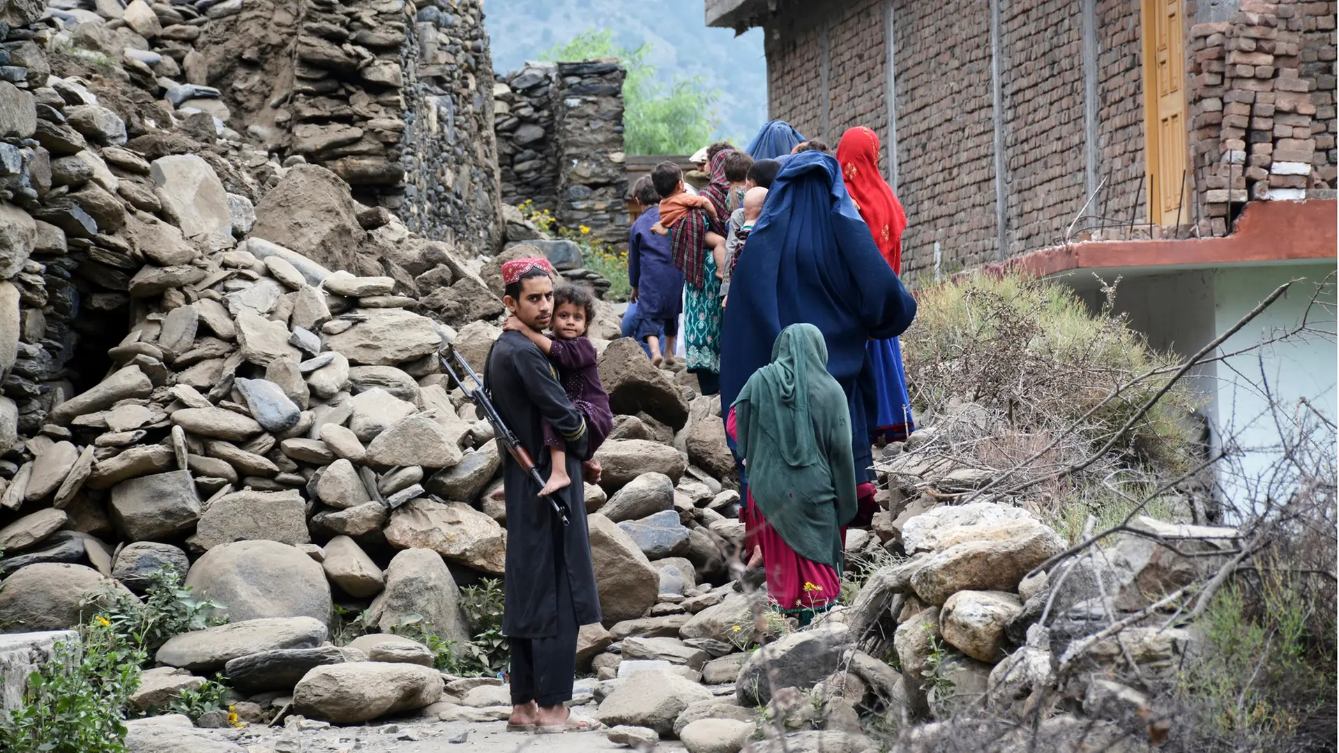 Afghanistan-Expertin: "Menschen graben mit Händen nach Verschütteten" | ndr.de