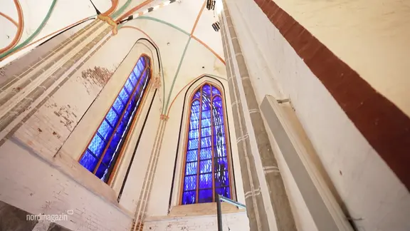 Unterm "Lichtbogen": Trauerfeier für Uecker im Schweriner Dom | ndr.de