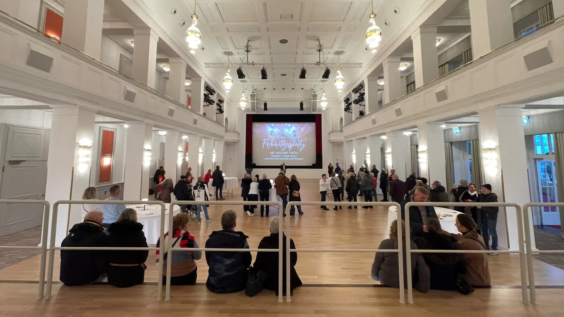 Kaisersaal in Heringsdorf wieder eröffnet | ndr.de