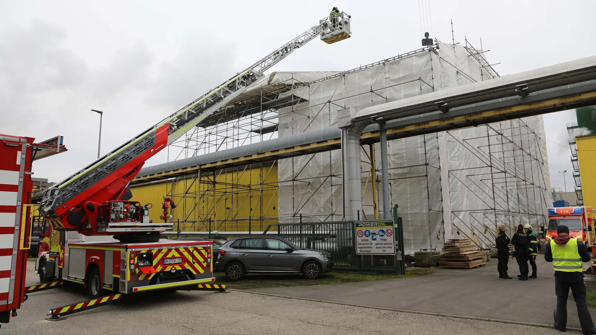 Unfall in Rostock: Mann beim Dachdecken in die Tiefe gestürzt | ndr.de