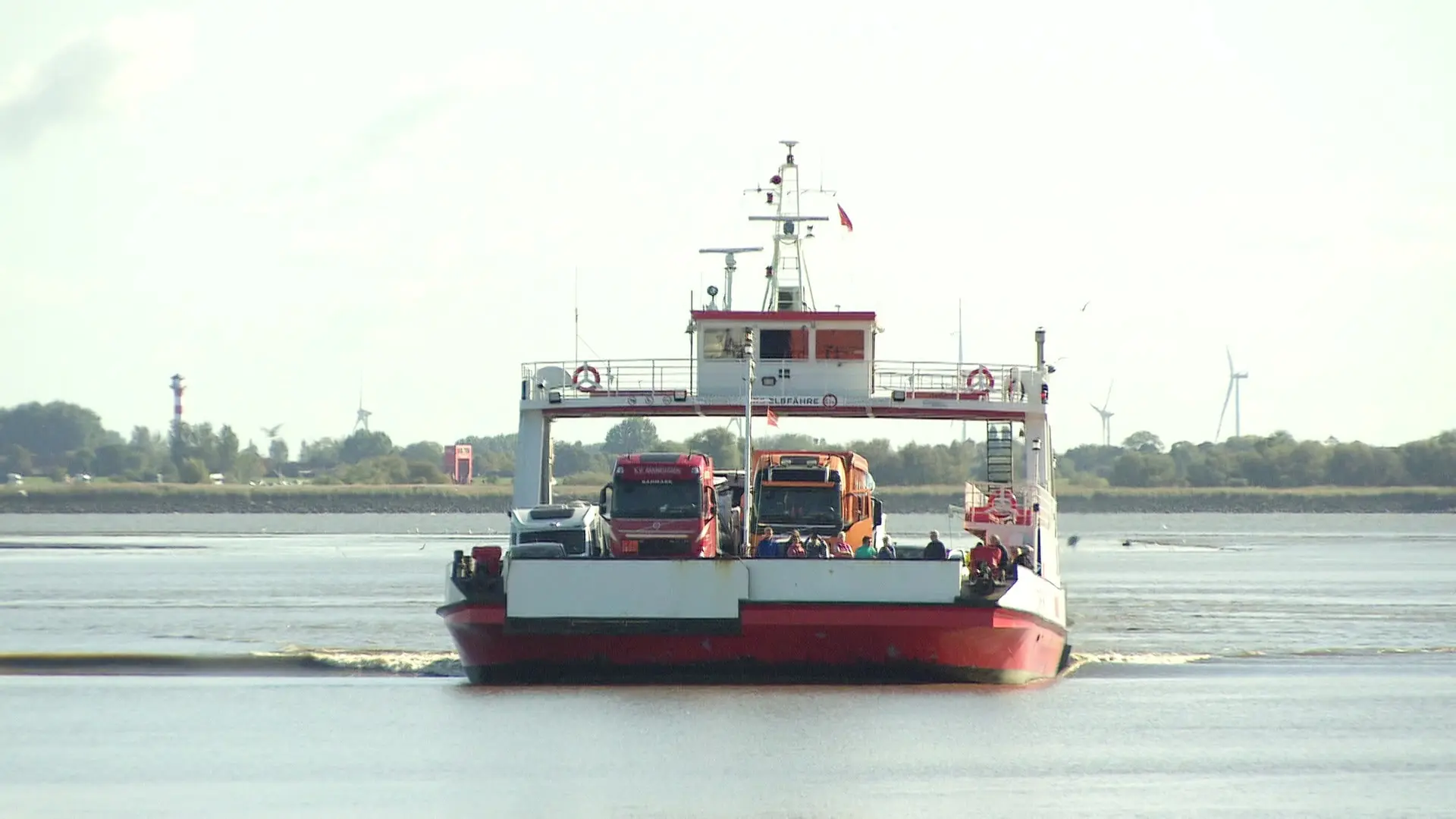 Auf Grund gelaufen: Abendhochwasser spült Elbfähre wieder frei | ndr.de