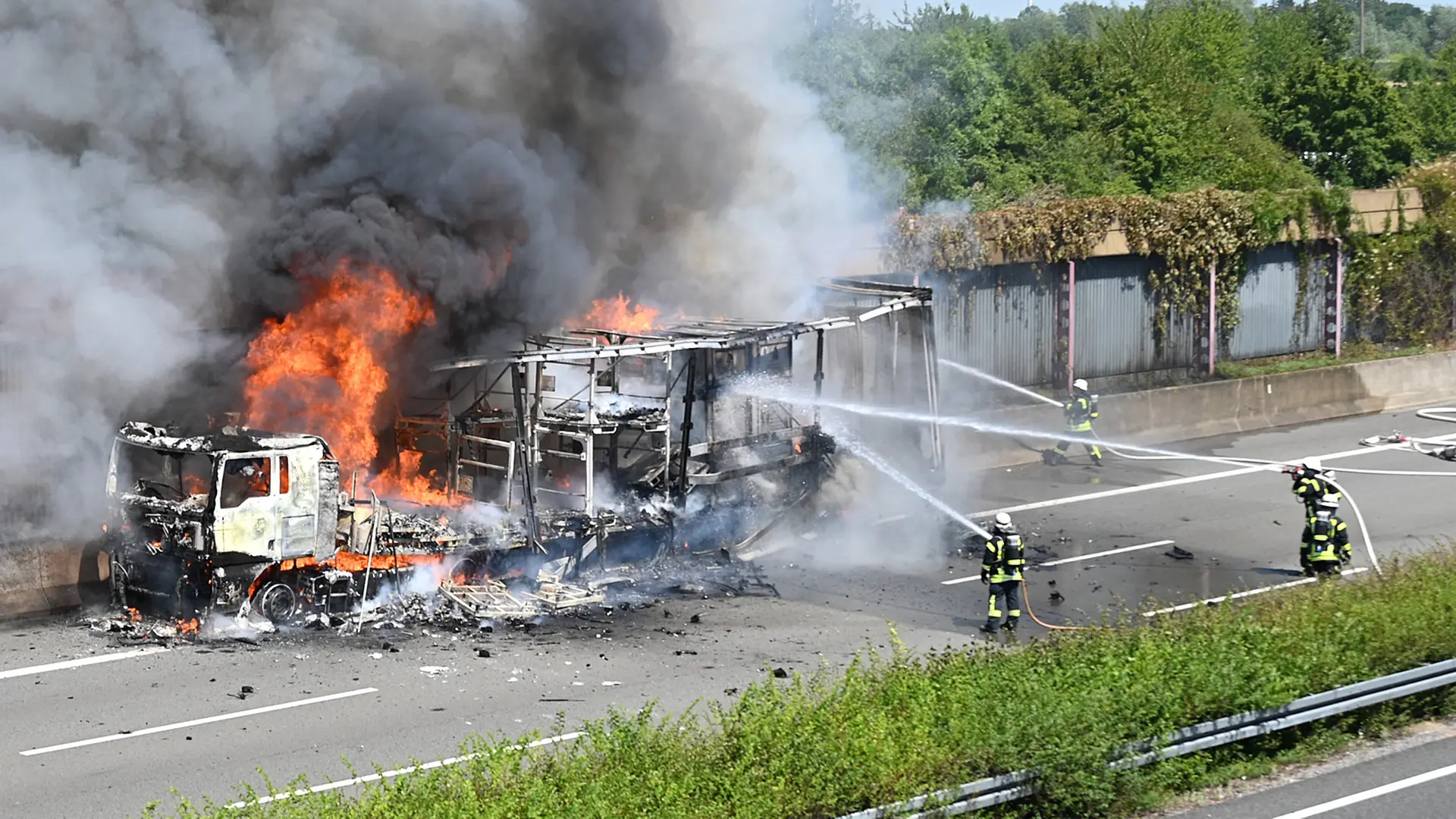 Nach Lkw-Brand: A2 bei Peine wieder frei befahrbar | ndr.de