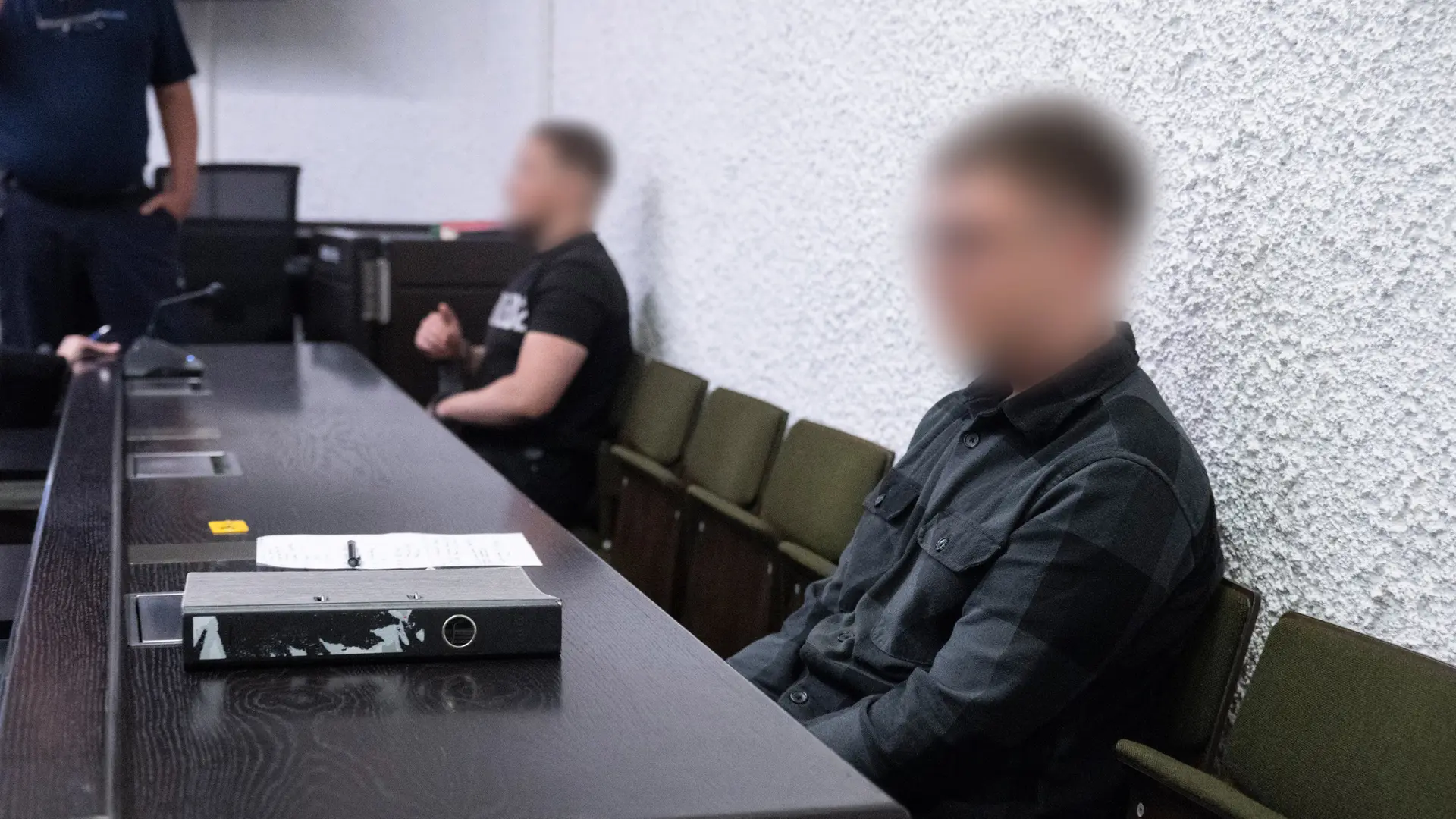 Serie von Bombendrohungen: Zwei junge Männer verurteilt | ndr.de