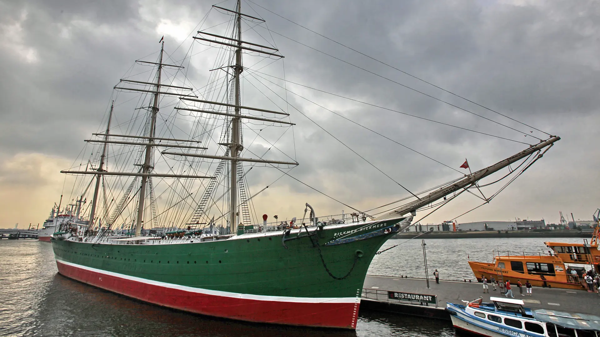 Hafenkonzert: Legendäre Schiffe "Rickmer Rickmers", "Stettin" und "Lady ...