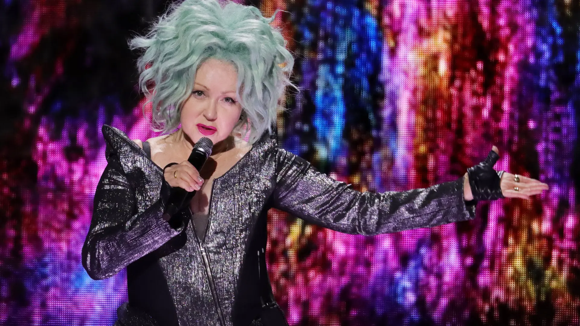 Abschied von der Bühne: Wie Cyndi Lauper die Queer-Community prägte ...