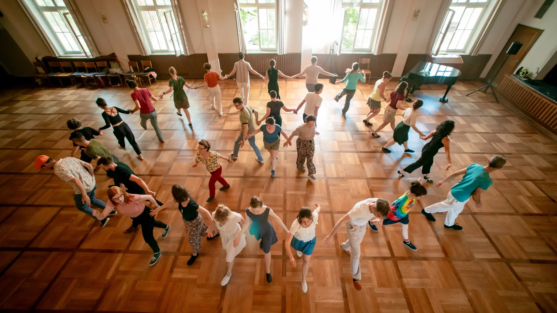 80 Jahre Kriegsende: Kreis Pinneberg tanzt bei Flashmob mit | ndr.de