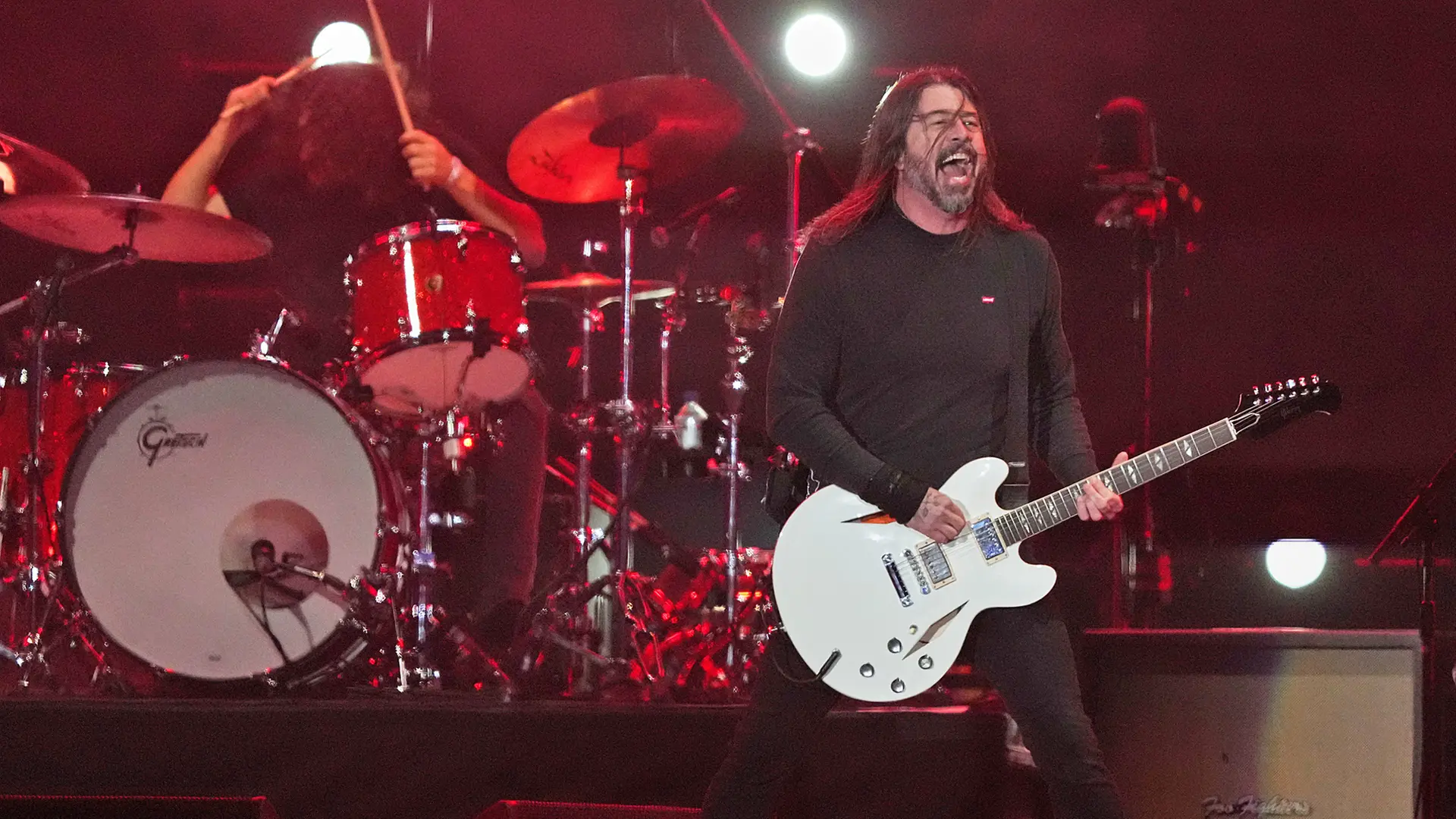 Zwischen Relikt und Legende: Neues Foo Fighters-Album klingt vertraut ...