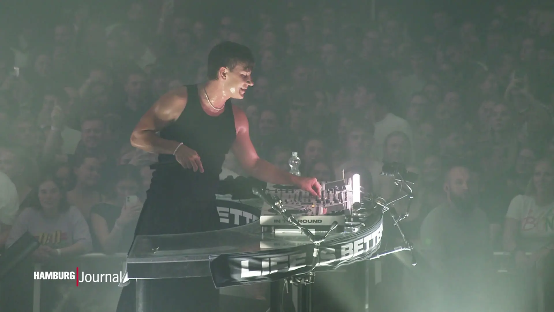 DJ "Bunt." versprüht Energie in der Inselpark Arena | ndr.de