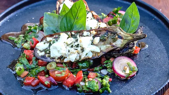 Gratinierte Auberginen mit Tomaten-Salat | ndr.de