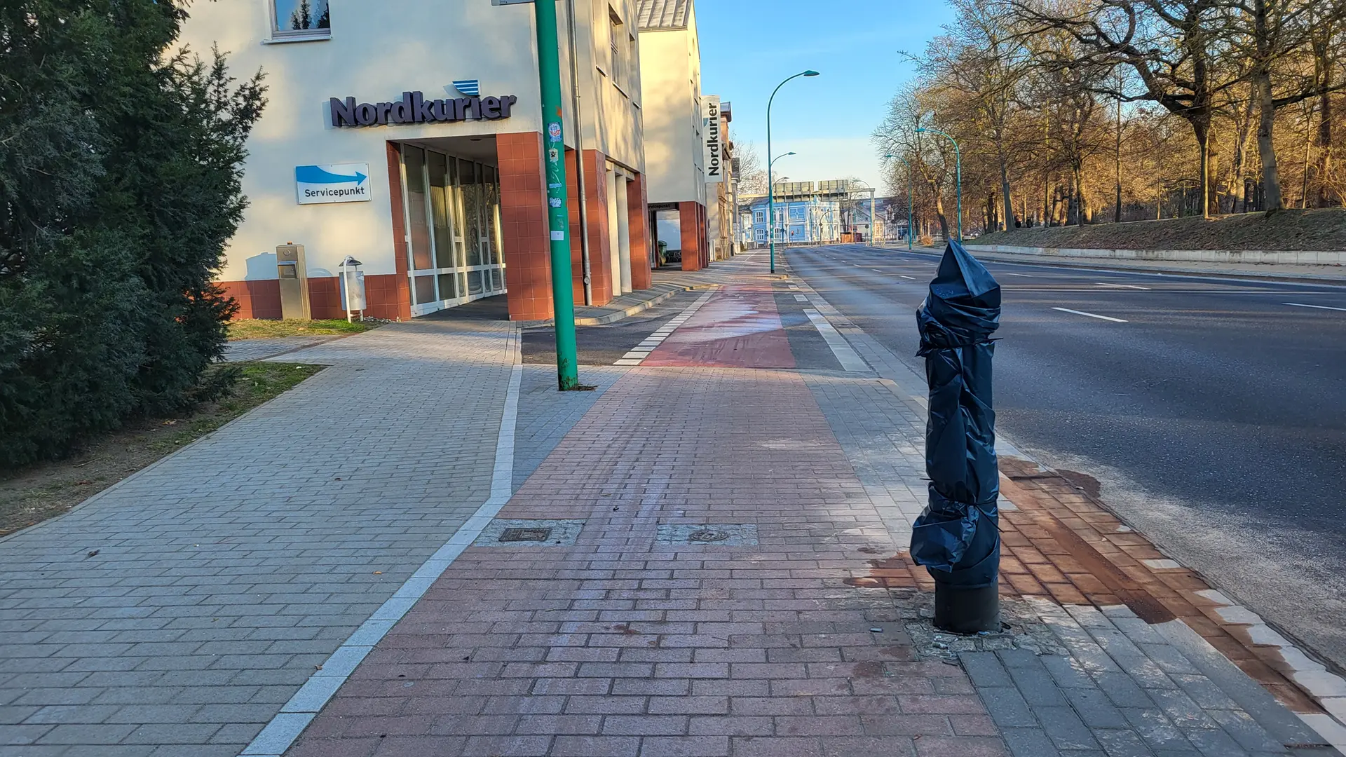 Neubrandenburg: Auto prallt gegen Straßenlaterne | ndr.de