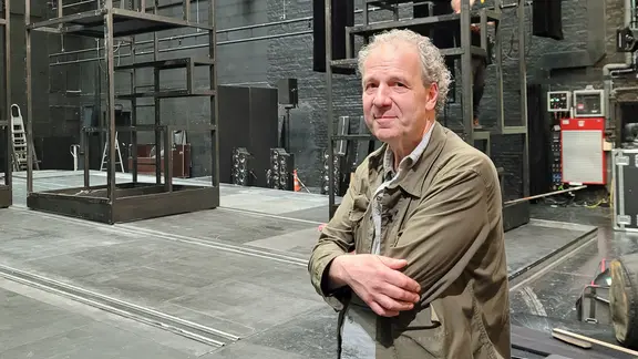 Koskys "Dreigroschenoper" bringt Mega-Bühnenbild nach Hamburg | ndr.de