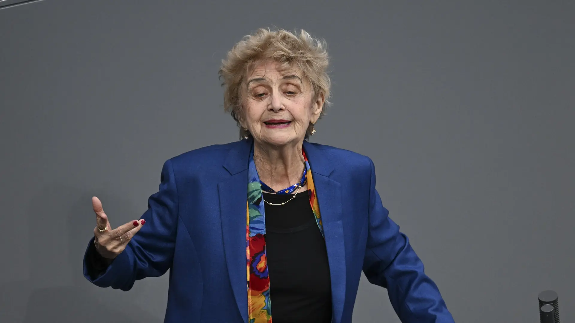 Holocaust-Gedenkstunde: Tova Friedman warnt vor Antisemitismus | ndr.de