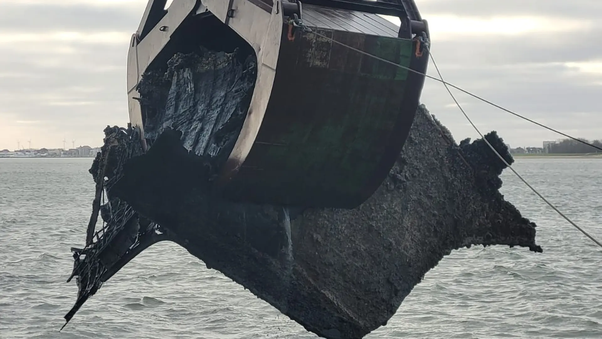 Wrack von schottischem Dampfer "Gnome" aus der Elbe geborgen | ndr.de