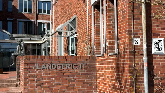 Heide: Fahrzeug in Flammen - Auffahrt zur A23 gesperrt | ndr.de