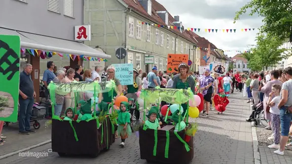Bokep kakak adik viral encountered her, who opened the door