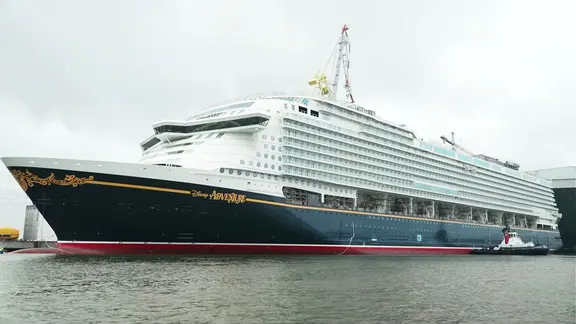 Kreuzfahrtriese "Disney Adventure" in Mukran angekommen | ndr.de