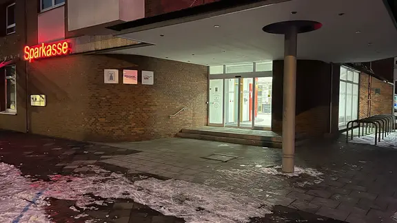 Glätte in Bassum: Bus mit Schulkindern rutscht in Graben | ndr.de