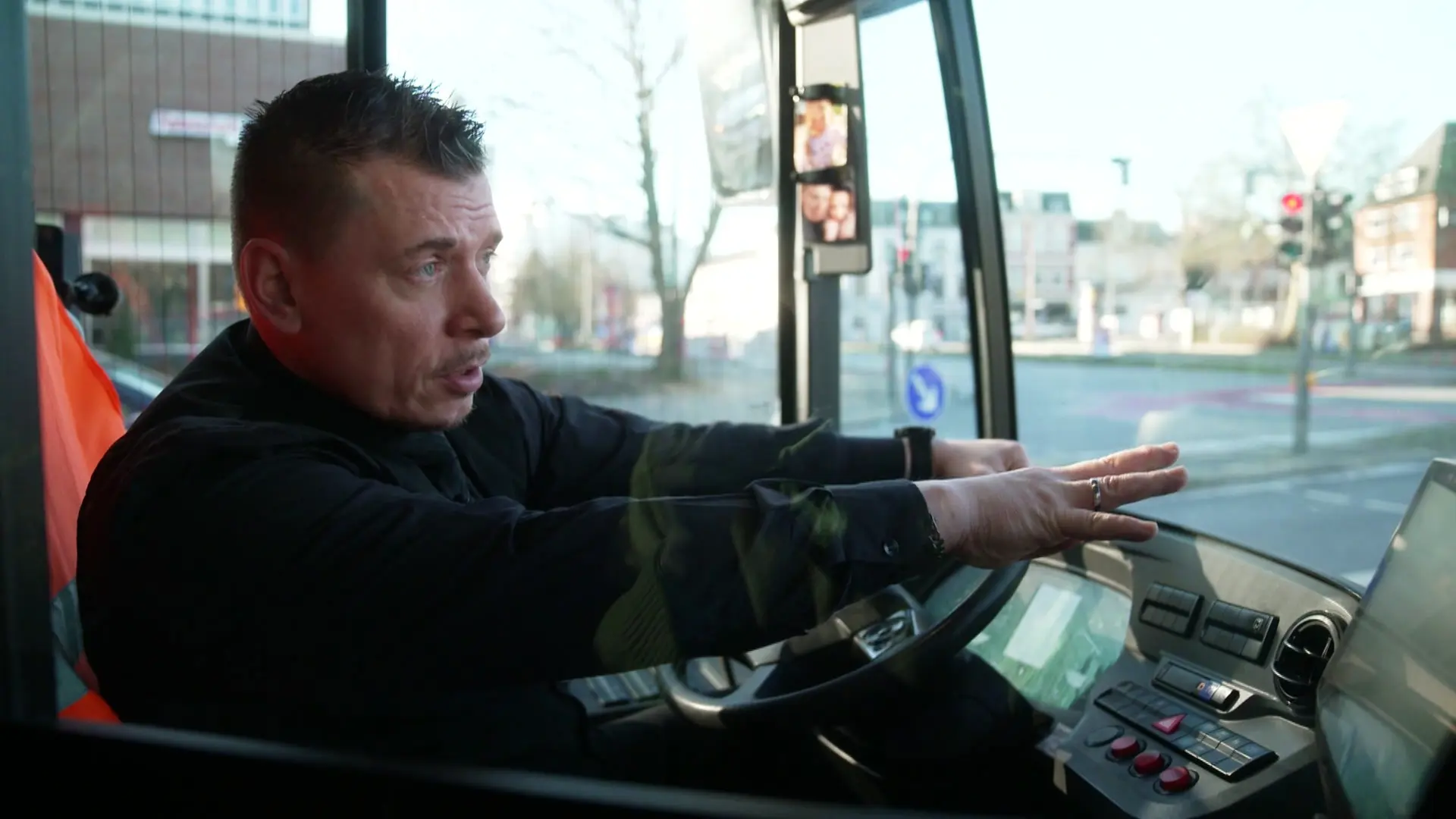 Hamburger Busfahrer wird mit "4-1-5"-Gruß zum Internetstar | ndr.de