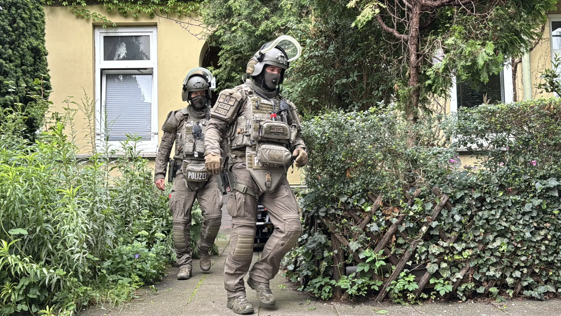 Mann übergießt Nachbarin mit heißem Wasser: SEK-Einsatz in Hamburg | ndr.de