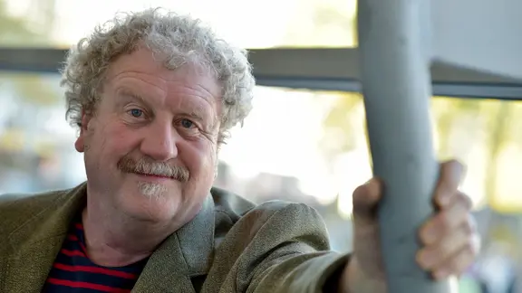 Komisch, böse und auf den Punkt: Hamburger Cartoonist Til Mette | ndr.de