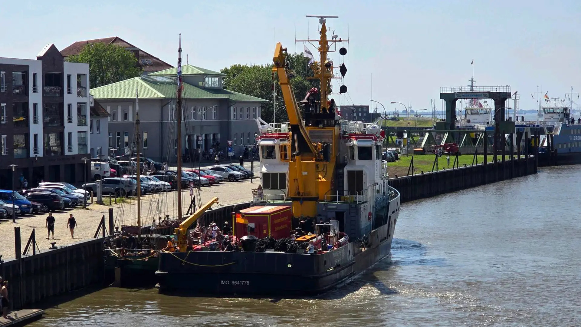 Bremerhaven: Schiff gerät während Einlaufparade der "Sail" in Brand ...