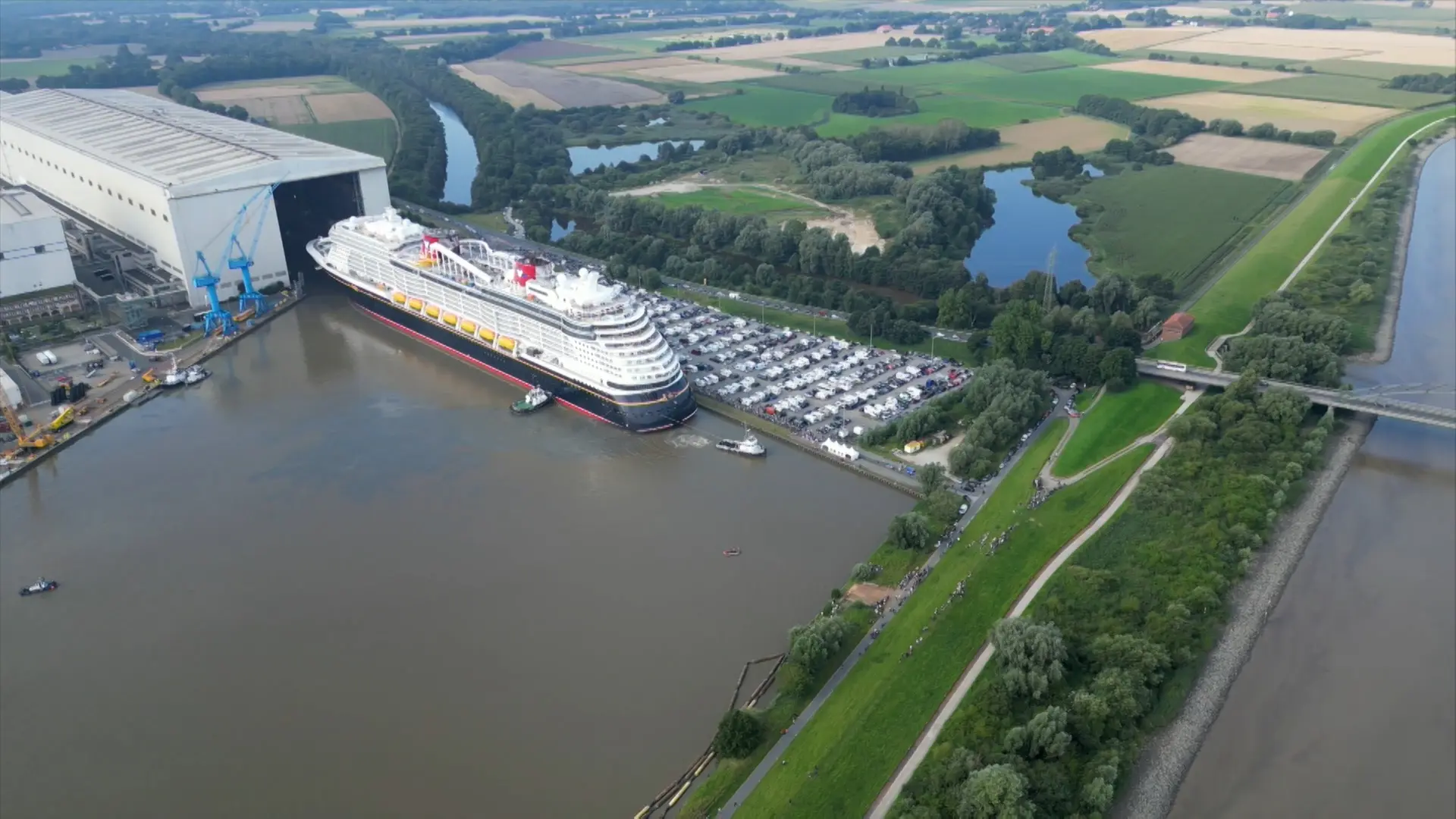 Meyer Werft Papenburg: Ausdocken der "Disney Destiny" lockt Tausende an ...