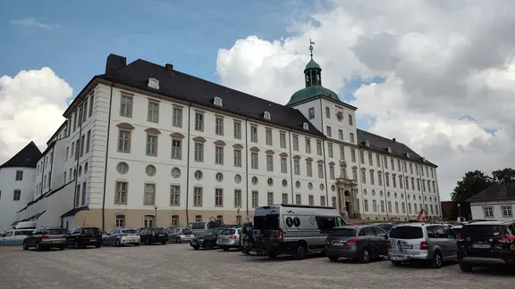 Schloss Gottorf: Transport der Moorleichen nach Dänemark ist gelungen ...