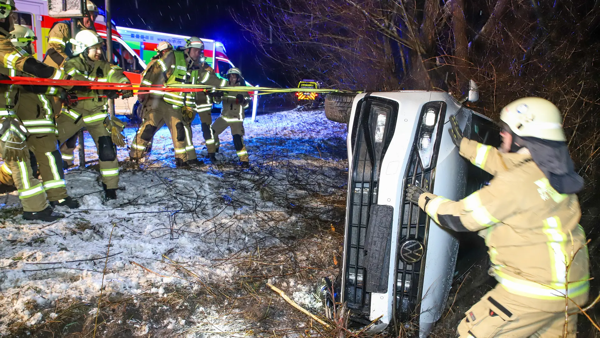 A23 bei Elmshorn: Auto rutscht in Graben | ndr.de