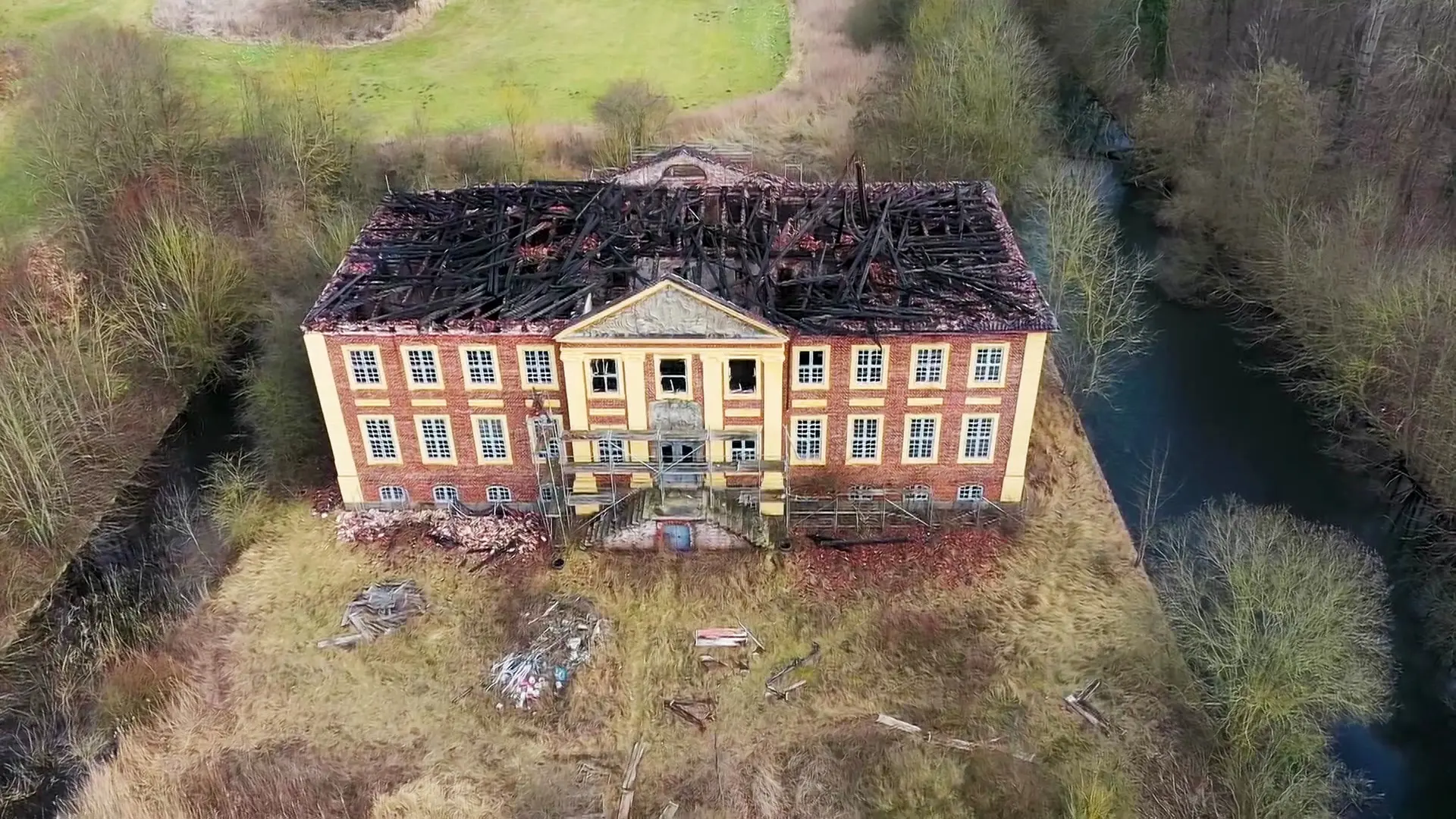 Dassow: Schloss Johannstorf nach Brand einsturzgefährdet | ndr.de