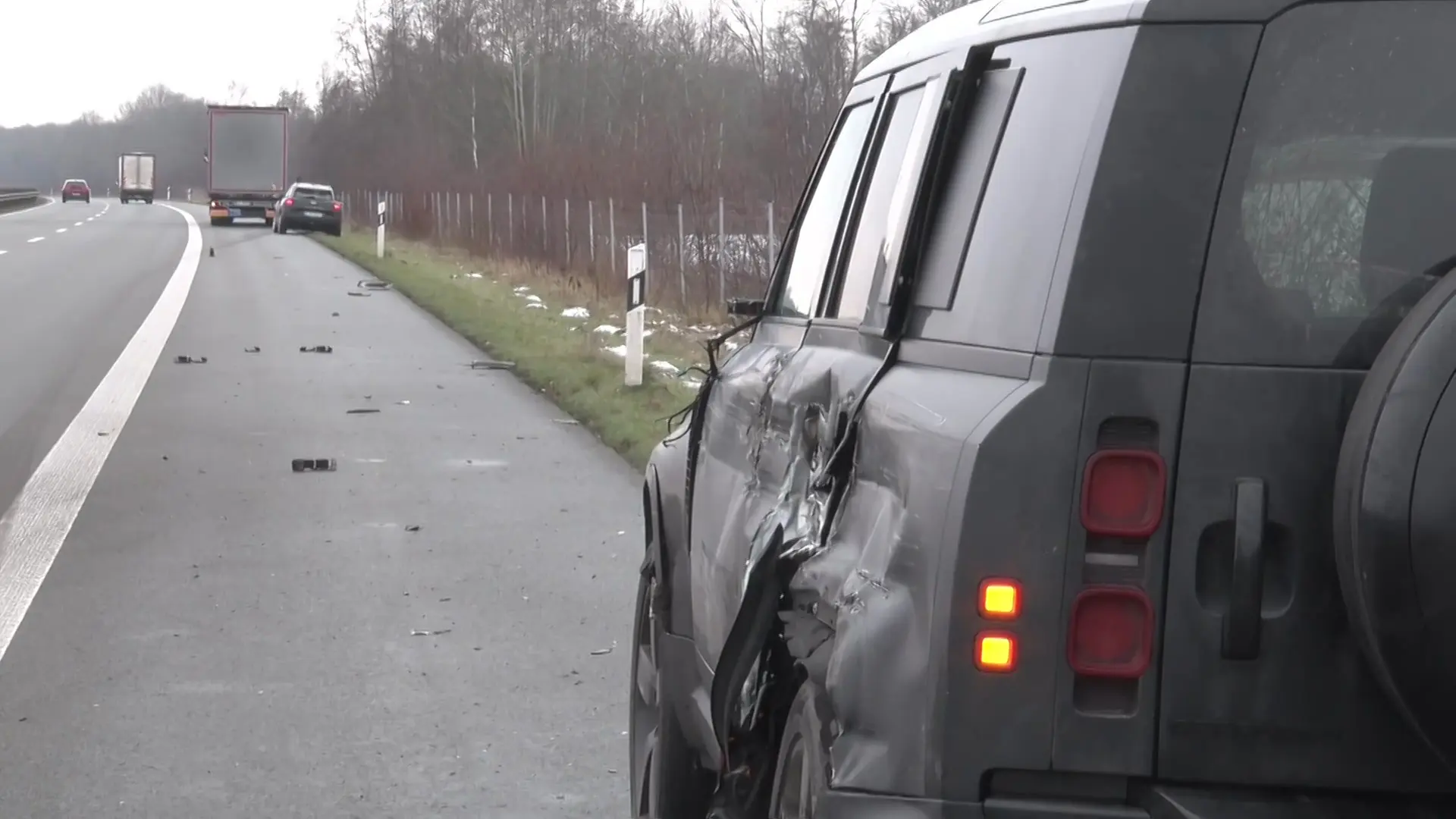 A31 bei Meppen: Eisplatte fällt von Lkw auf fahrendes Auto | ndr.de