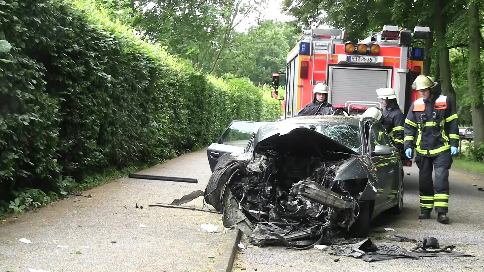Hamburg-Harburg: Auto fährt gegen Baum - Vier Schwerverletzte | ndr.de