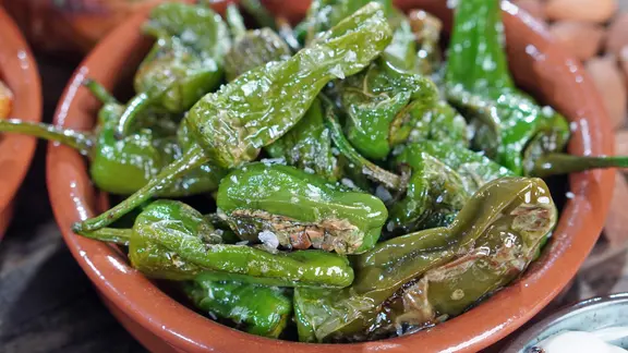 Tapas: Montaditos, Pimientos und Patatas mit Dip | ndr.de