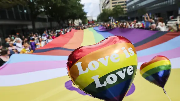 Bunte Parade: CSD-Demo 2025 in Hamburg | ndr.de
