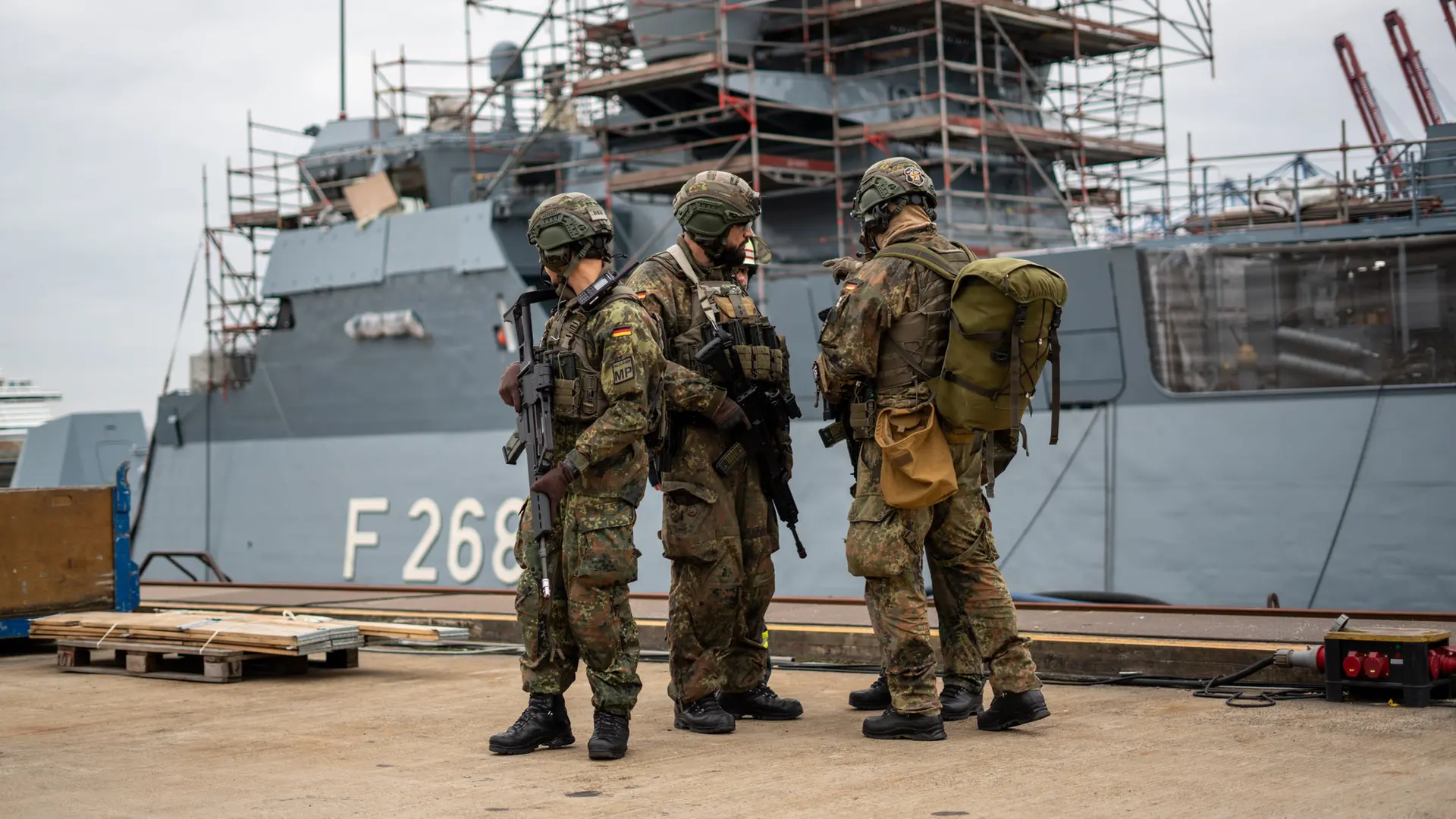 Manöver "Red Storm Bravo" in Hamburg beendet - Demo in der City | ndr.de
