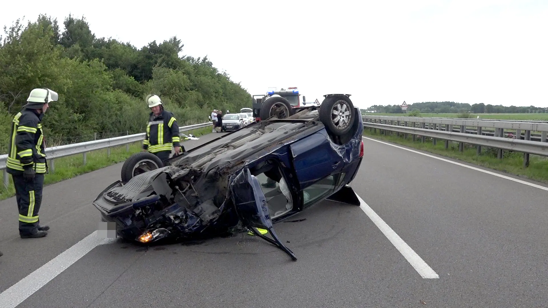 Mann eingeklemmt: Zwei Schwerverletzte bei Unfall auf A31 | ndr.de