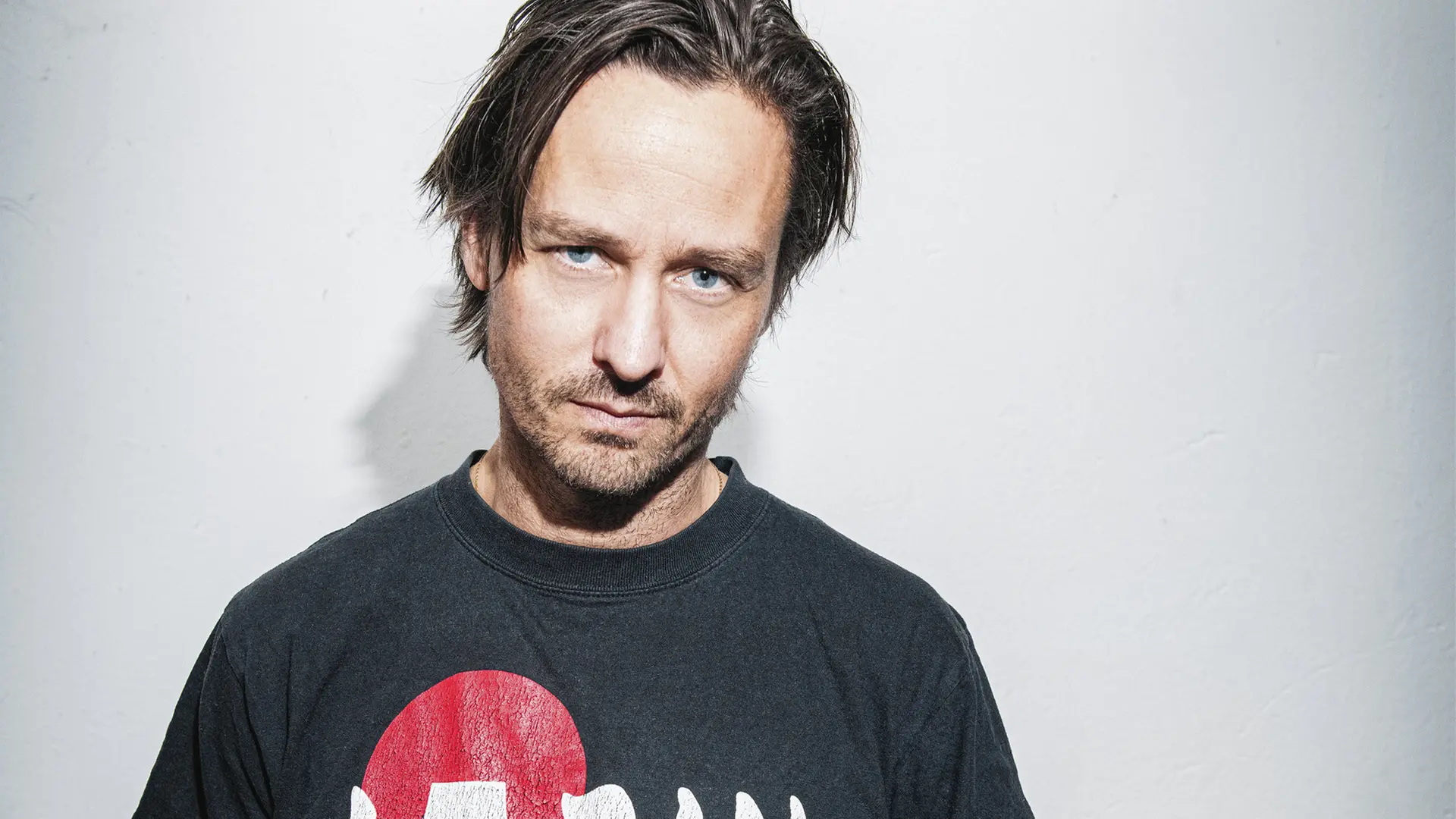 Tom Schilling: Schlüpft gerne in Rollen, die sich selbst verlieren | ndr.de