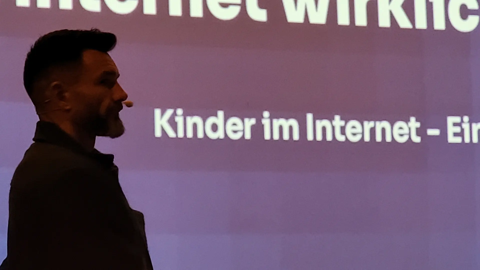 Ich weiß, wo eure Kinder sind - "Hacker" klärt über Social Media auf ...