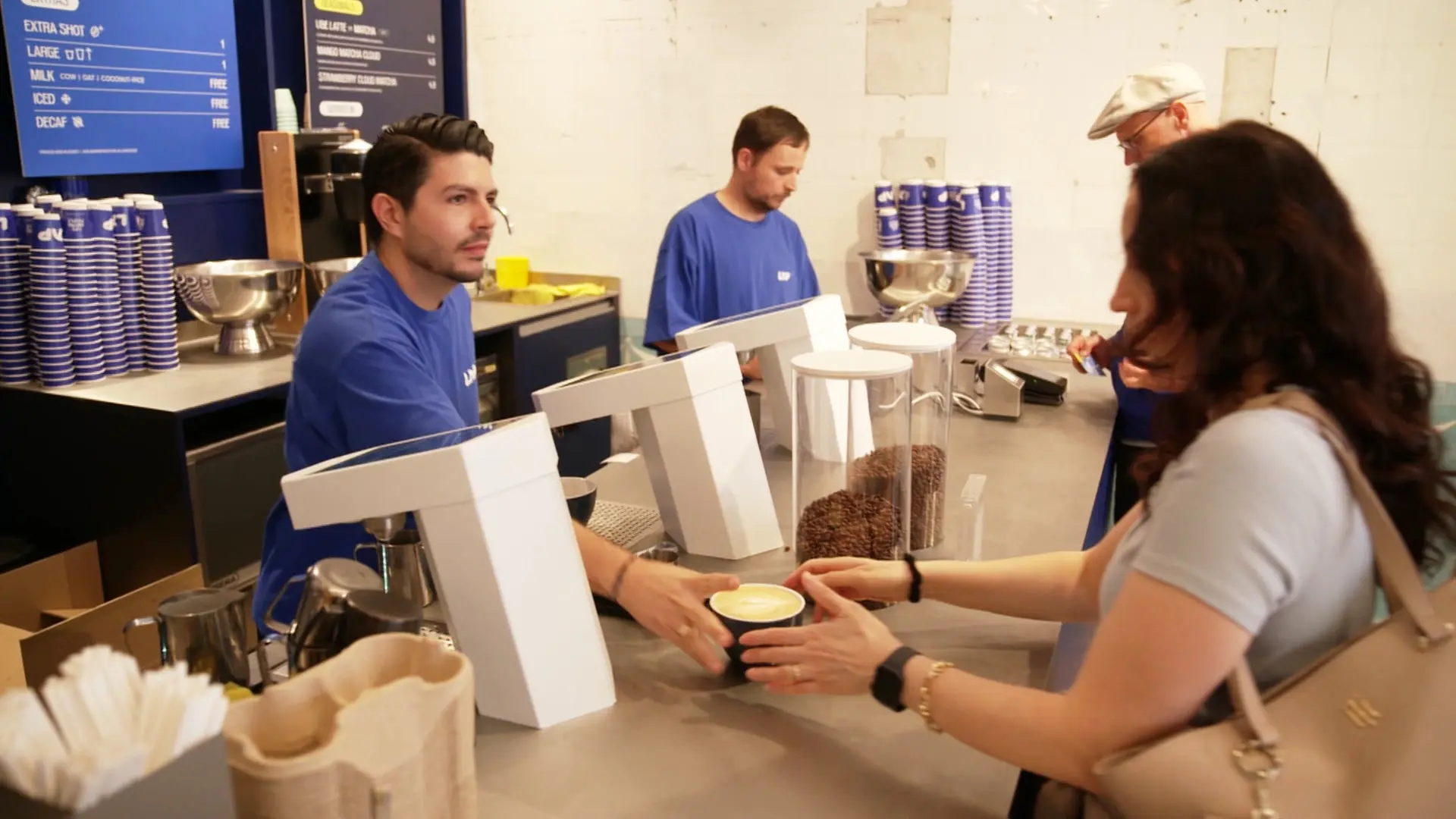 Espresso für 1,50 Euro: Wie die Kette LAP Coffee polarisiert | ndr.de